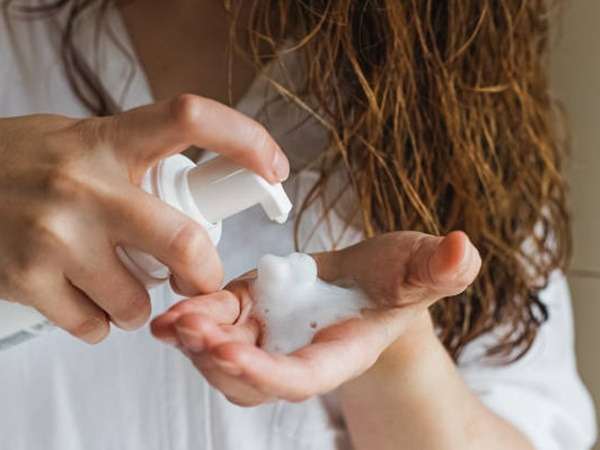 7 Tips Menjaga Kelembapan Rambut Keriting agar Tidak Mudah Kering ...