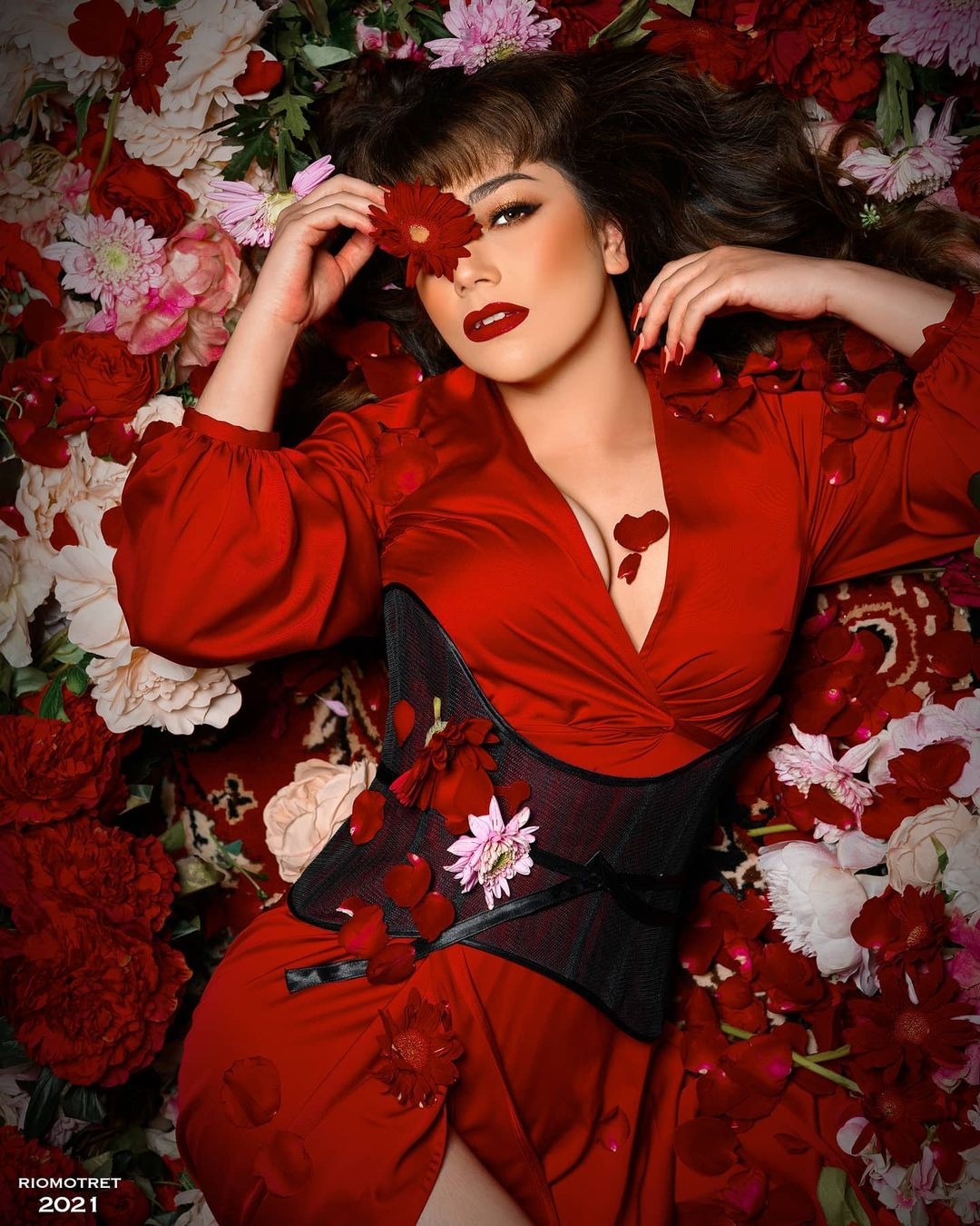 Makeup dan Gaya Rambut Celine Evangelista saat Momen Photoshoot ...