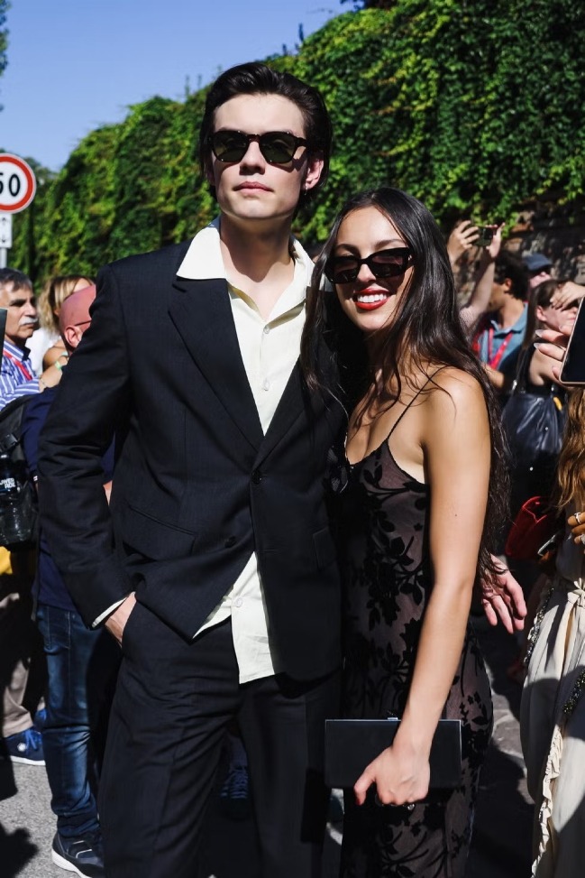 Debut dengan Vibes 'Twilight', Olivia Rodrigo dan Louis Partridge ...