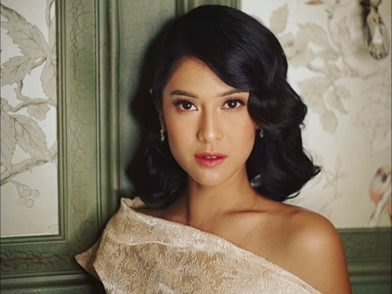 Awet Muda, Intip Transformasi Penampilan Dian Sastrowardoyo Dari Remaja Hingga Kini - Beauty Journal