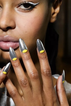 Ada Desain Heavy Metal, Intip Tren Nail Art Terbaik di New York Fashion ...