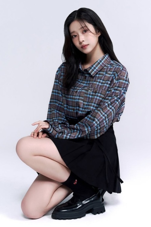 Girly and Chic, Intip 7 Inspirasi Outfit ala Kim Min-ju ex IZ*ONE ...