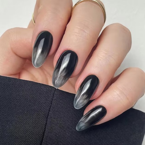 10 Inspirasi Smoke Nail Art untuk Halloween yang Lebih Magical ...