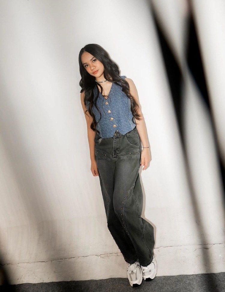 Ikuti Jejak Naura Ayu Jadi Penyanyi, Intip OOTD Neona Ayu yang Khas ...