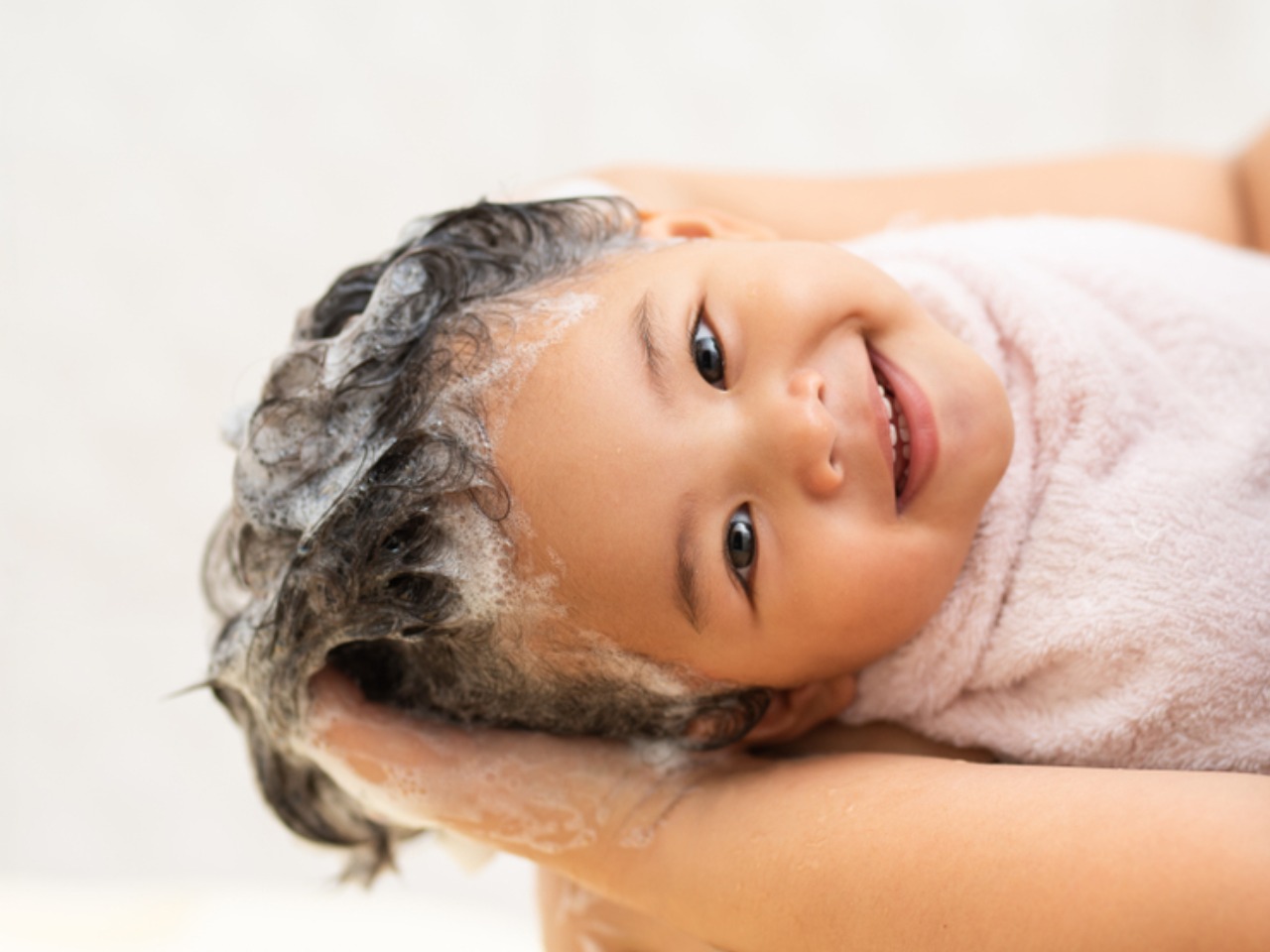 Efektif Rawat Kesehatan Kulit Kepala dan Rambut Si Kecil, Ini 5 ...