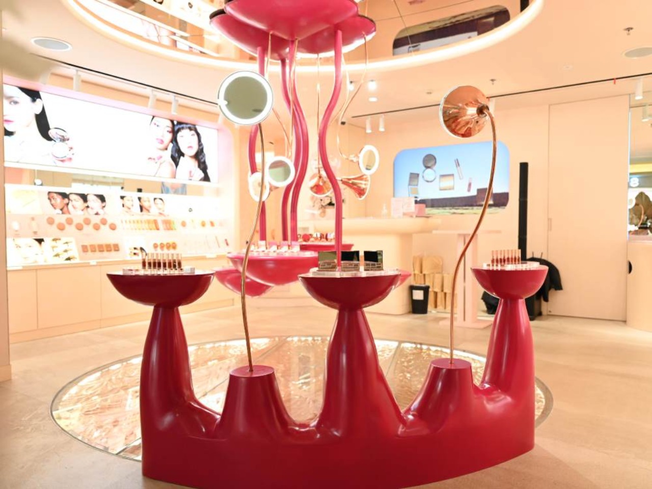 Bertema Futuristic Glam, ESQA Membuka Store Pertama di Pondok Indah ...