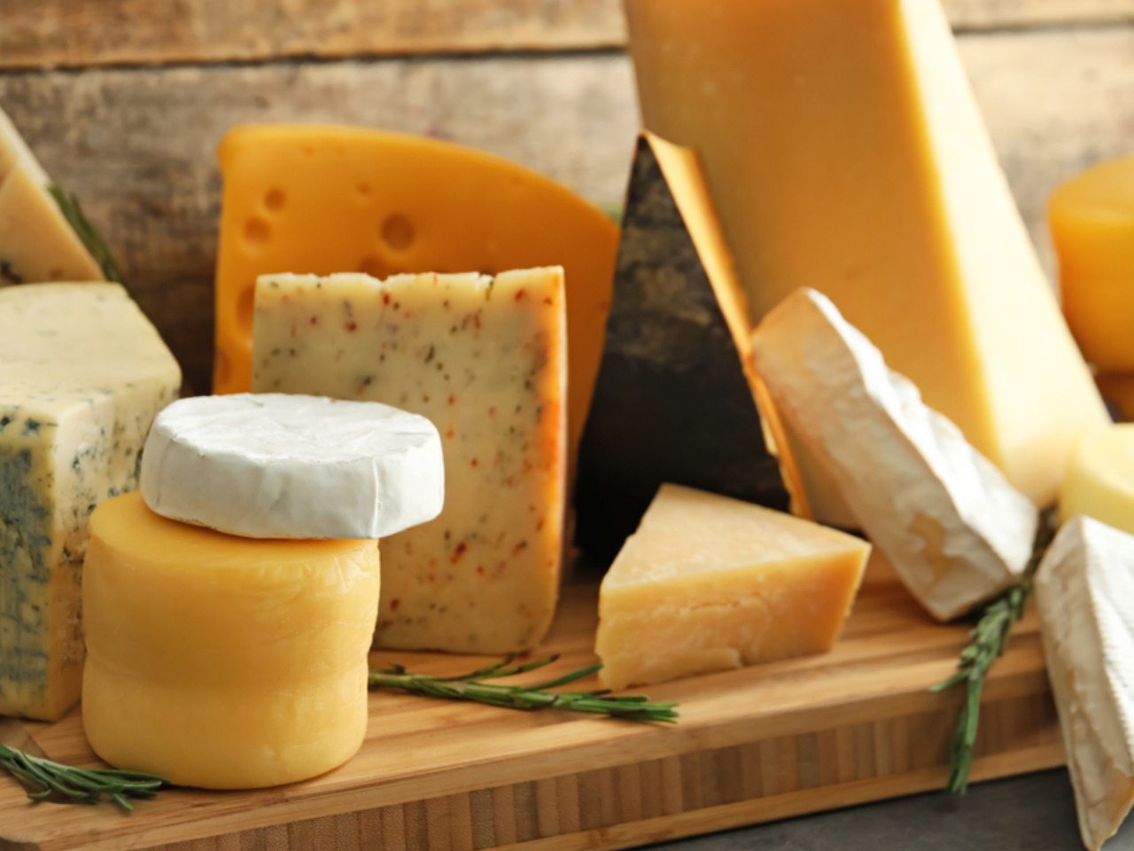 Tak Hanya Cheddar dan Mozzarella, Berikut 5 Jenis Keju Unik di Berbagai ...