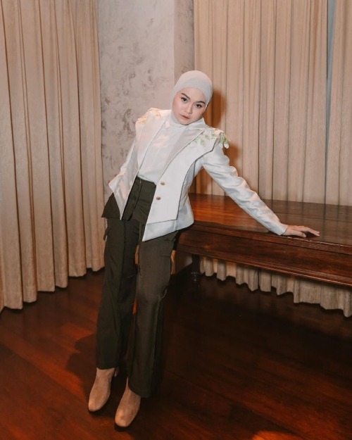 Inspirasi Outfit ala Salma Salsabil, Tampil Modis dengan Padanan Blazer ...