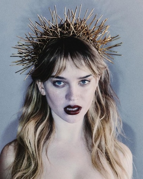 Bedah Penampilan Sophie Thatcher, Pemeran Film Companion yang Gemar ...