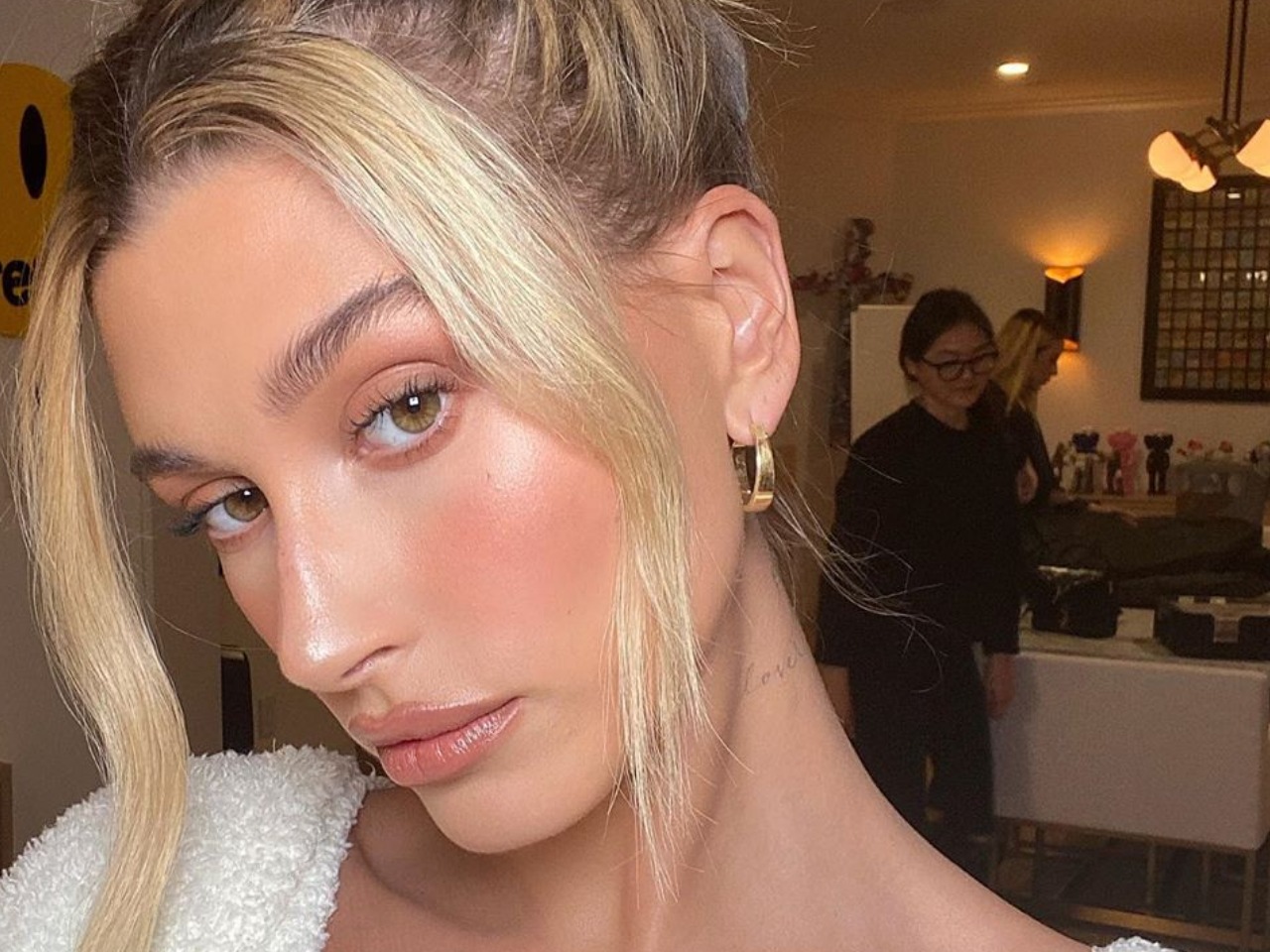 Dolphin Skin, Tren Makeup Terbaru yang Bikin Wajah Hyper-Glowing ...