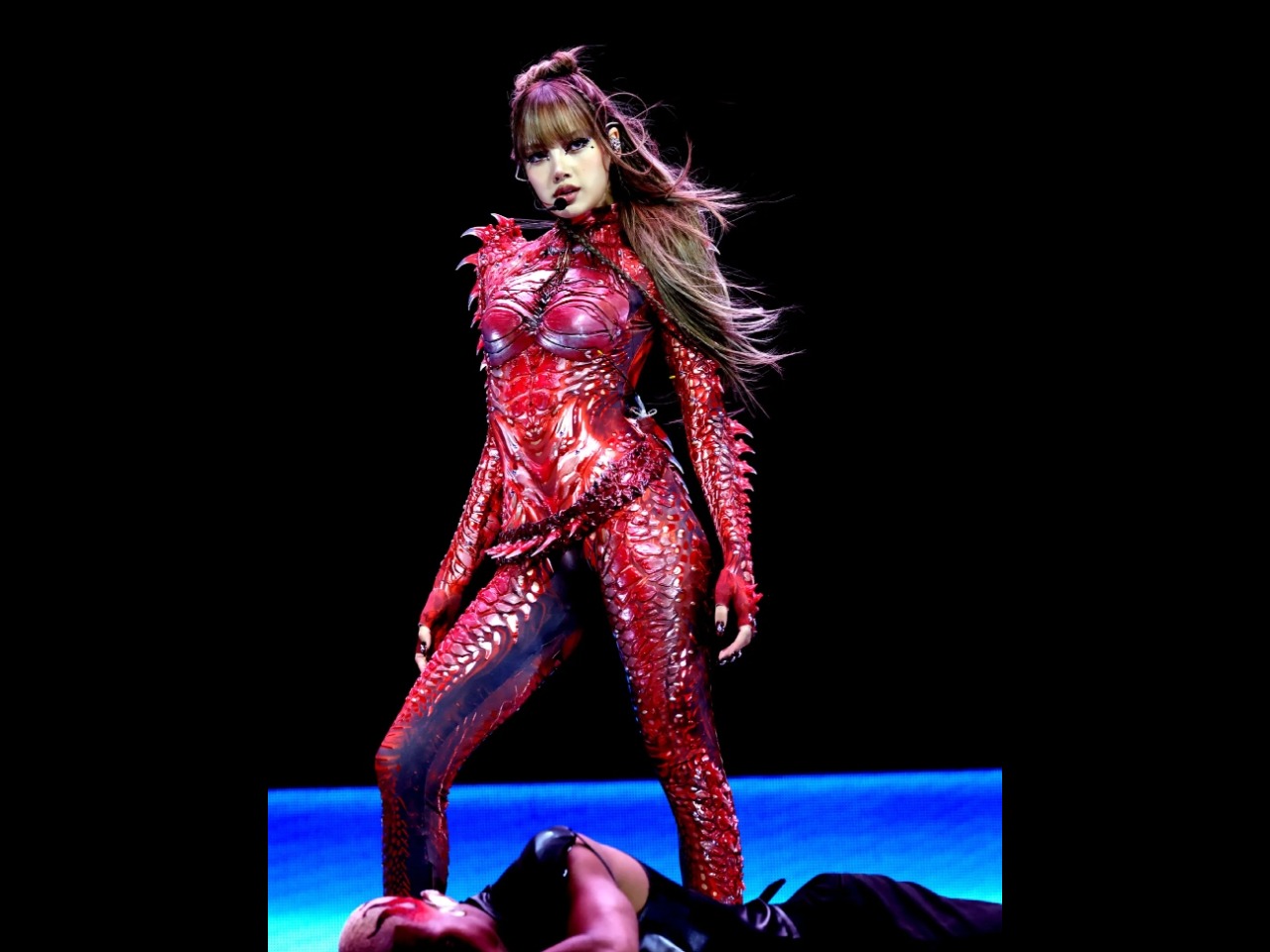 Lisa BLACKPINK Tampil Berbalut Kostum Reptil hingga Hello Kitty di ...