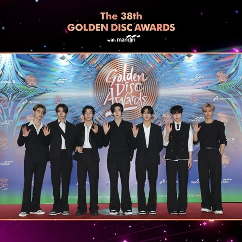 NewJeans hingga SEVENTEEN Curi Perhatian di Red Carpet Golden Disc ...