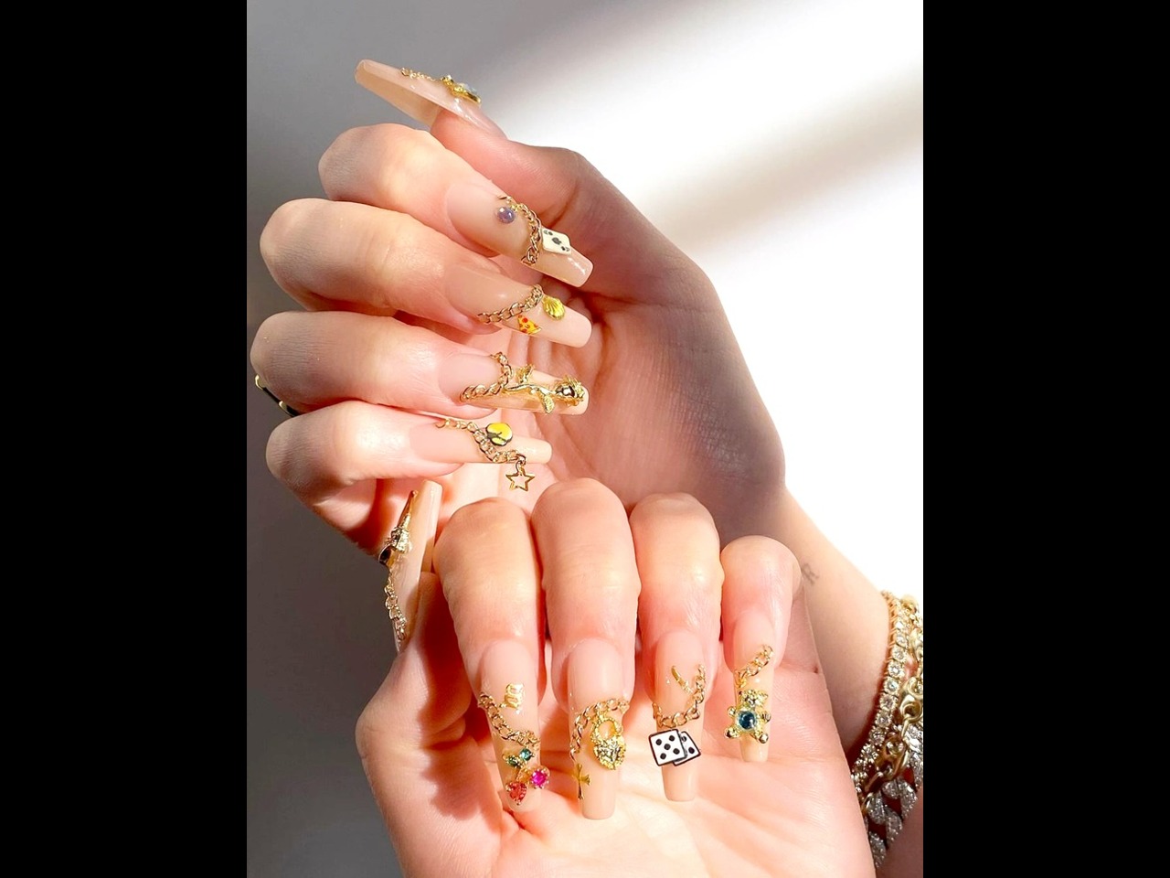 10 Inspirasi Tren Nail Piercing, Dari yang Bergaya Simpel hingga ...