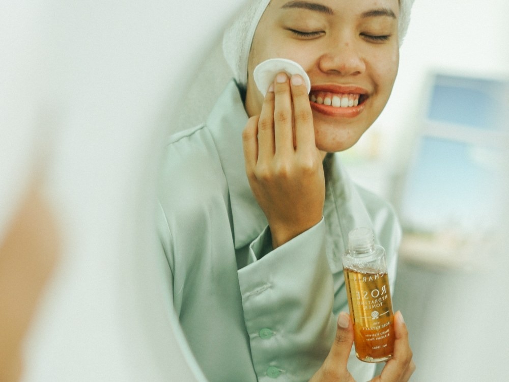 Charis Rose Hydrating Toner Kian Hype, Ini Alasan Mengapa Anda Perlu ...