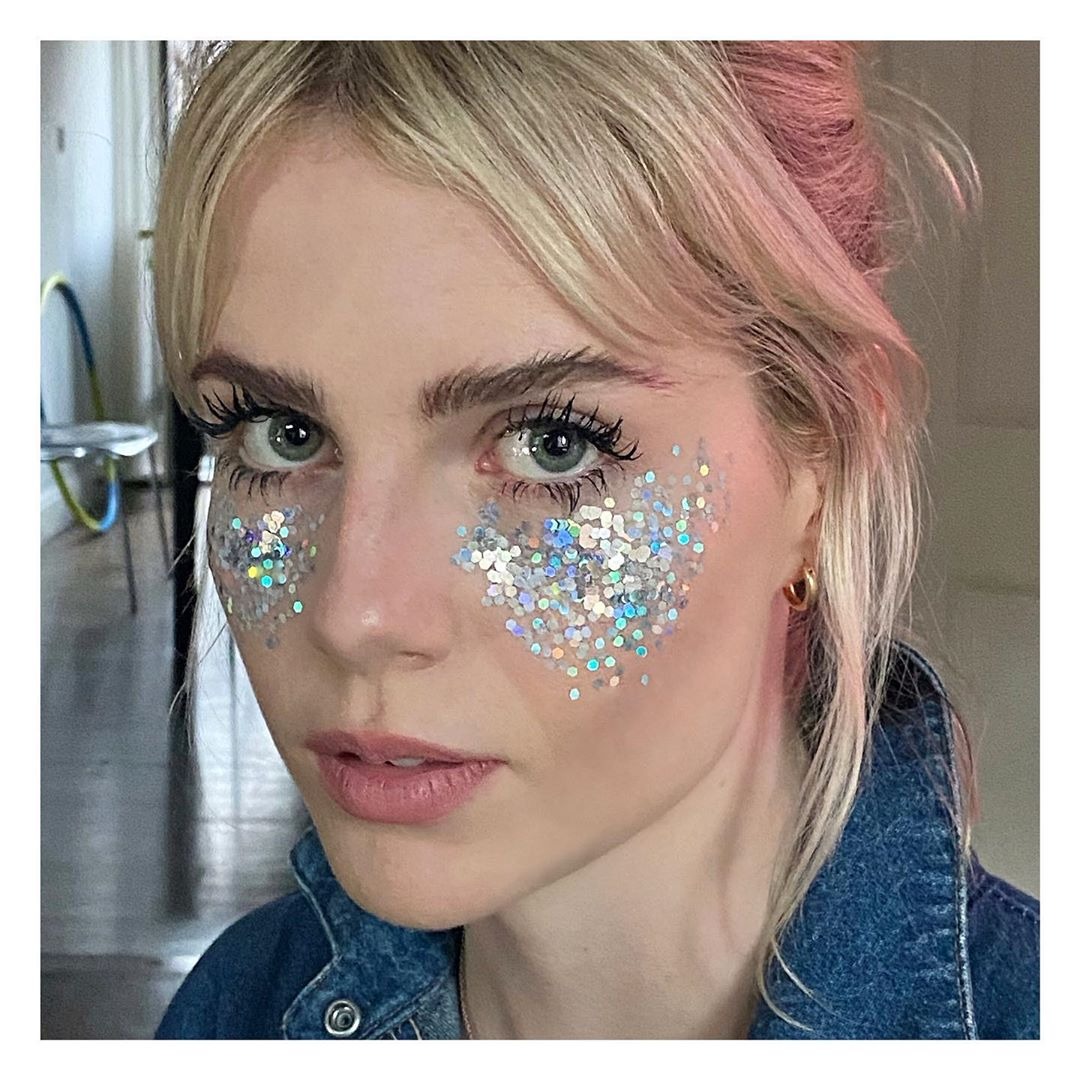 Tampil Beda dan Unik dengan Inspirasi Makeup Mata Lucy Boynton oleh ...