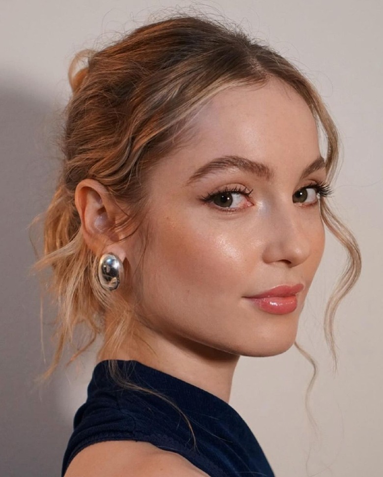 Clean hingga Glam, Ini Inspirasi Makeup Hannah Dodd yang Menarik Ditiru ...