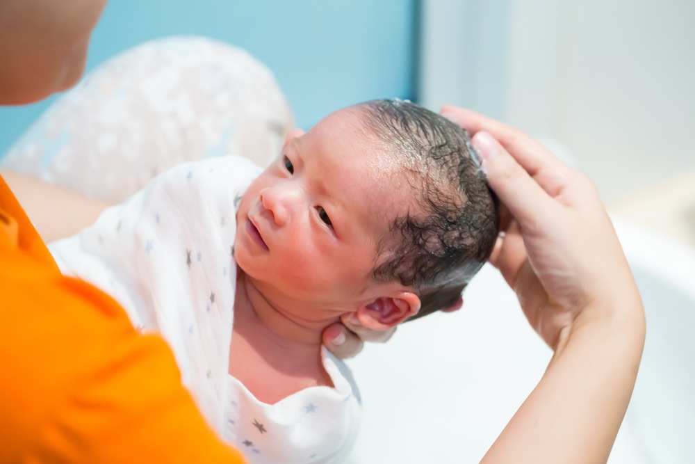 Supaya Tumbuh Lebat dan Sehat, Ini Sederet Tips Merawat Rambut Bayi ...