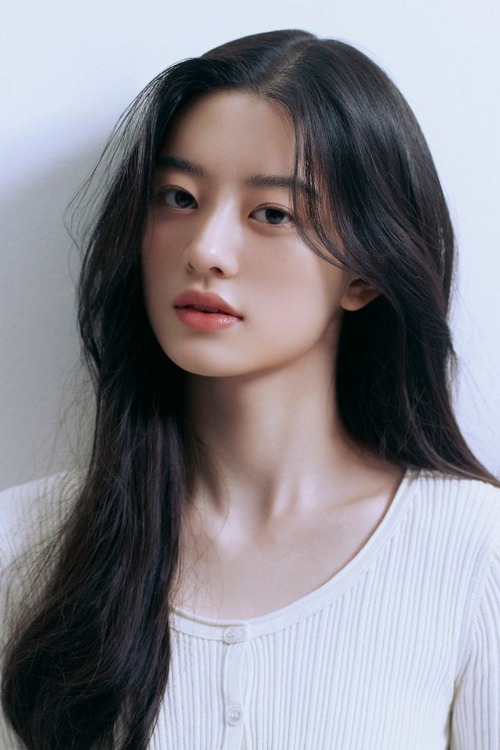 Gantikan Eunchae sebagai MC Music Bank, Ini Dia Deretan Fakta Menarik Minju ILLIT - Beauty Journal