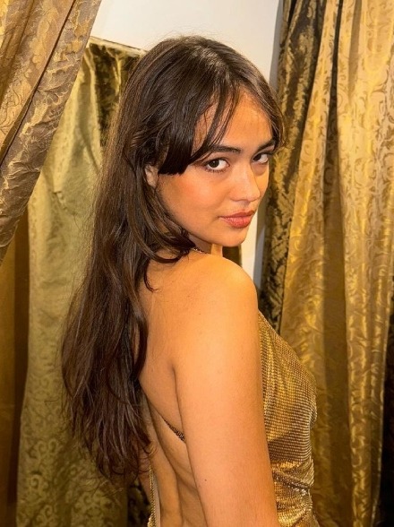 Pesona Thalia Besson, Pemeran Genevieve di serial 'Emily in Paris' Season 4 - Beauty Journal