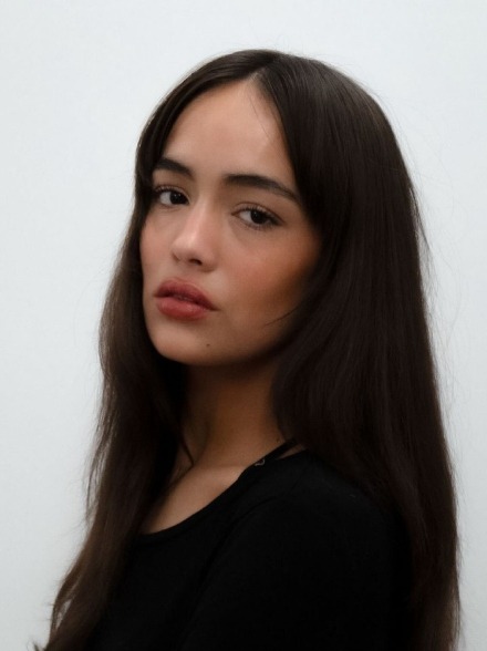 Pesona Thalia Besson, Pemeran Genevieve di serial 'Emily in Paris ...