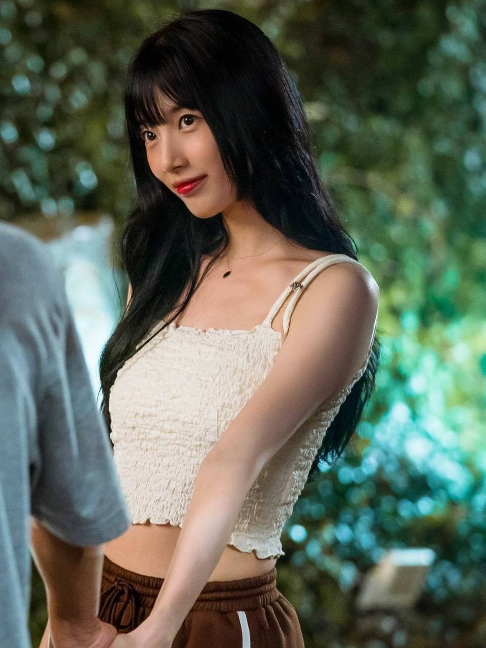 Penampilan Menawan Bae Suzy Saat Tampil Sebagai Idol di Drama Korea 'Doona' - Beauty Journal