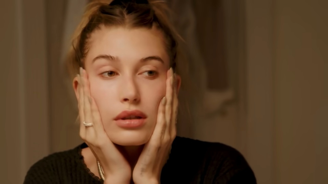 Hailey Bieber Bagikan Skin Care Rutinnya untuk Dapatkan Tampilan 'Glaze ...