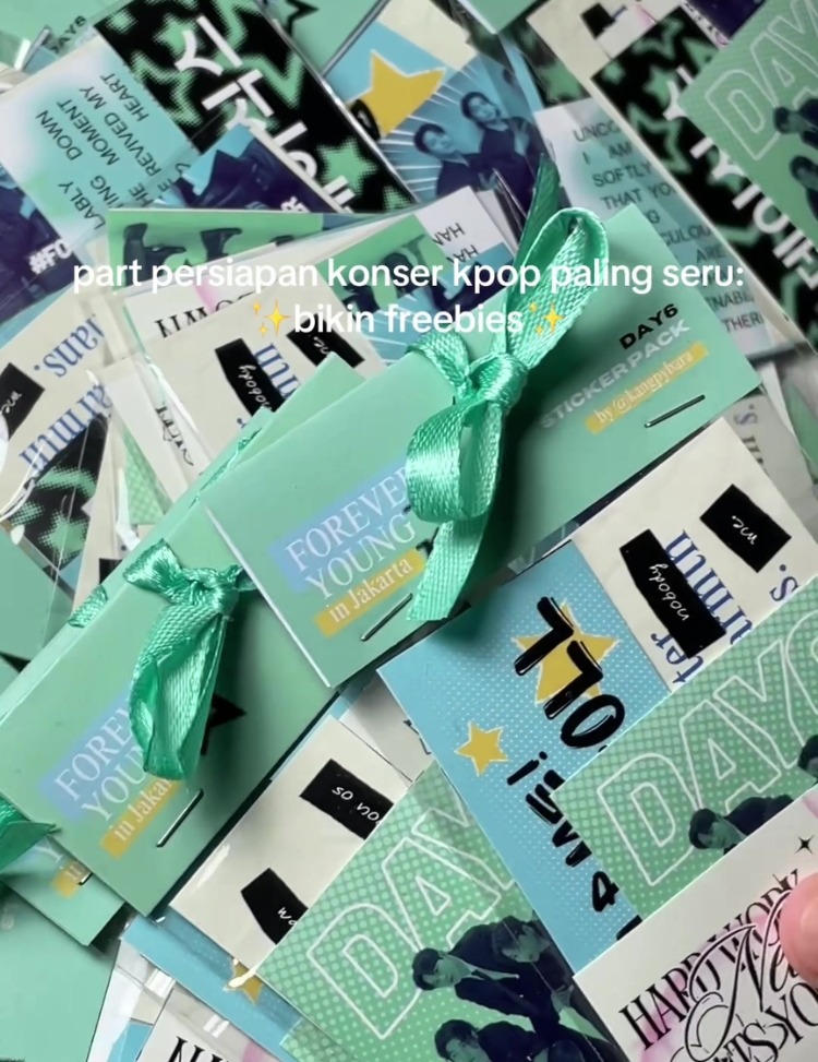Bagi-Bagi Freebies, Kebiasan Unik K-popers Saat Konser Idol - Beauty ...
