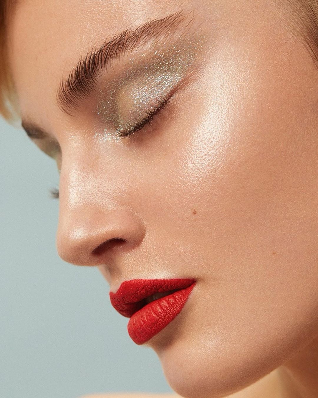 Dolphin Skin, Tren Makeup Terbaru yang Bikin Wajah Hyper-Glowing ...