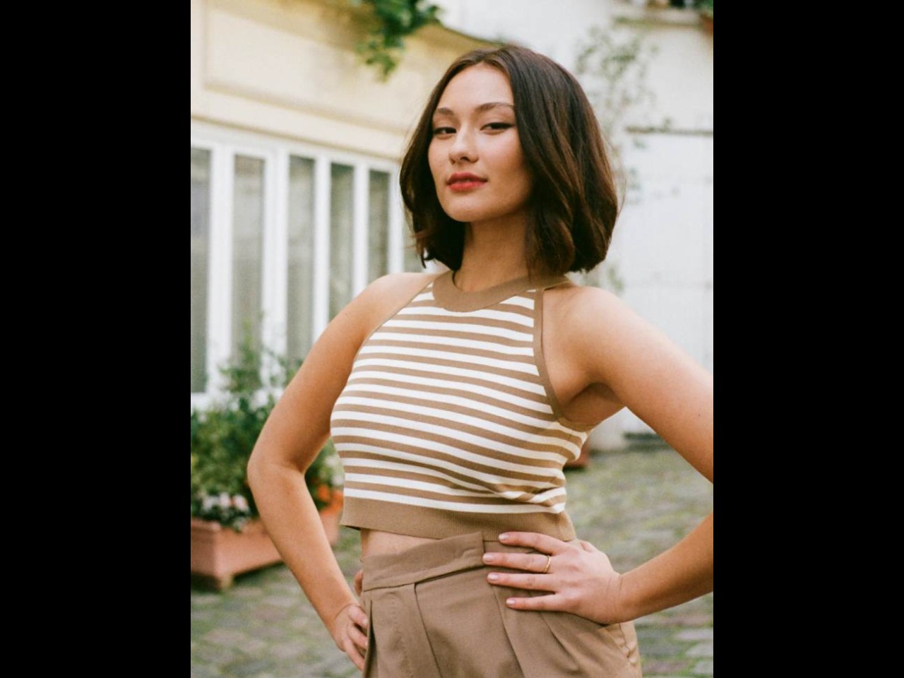 Rambut French Bob Sampai Bold Red Lipstick, Kulik Penampilan Belly di ...