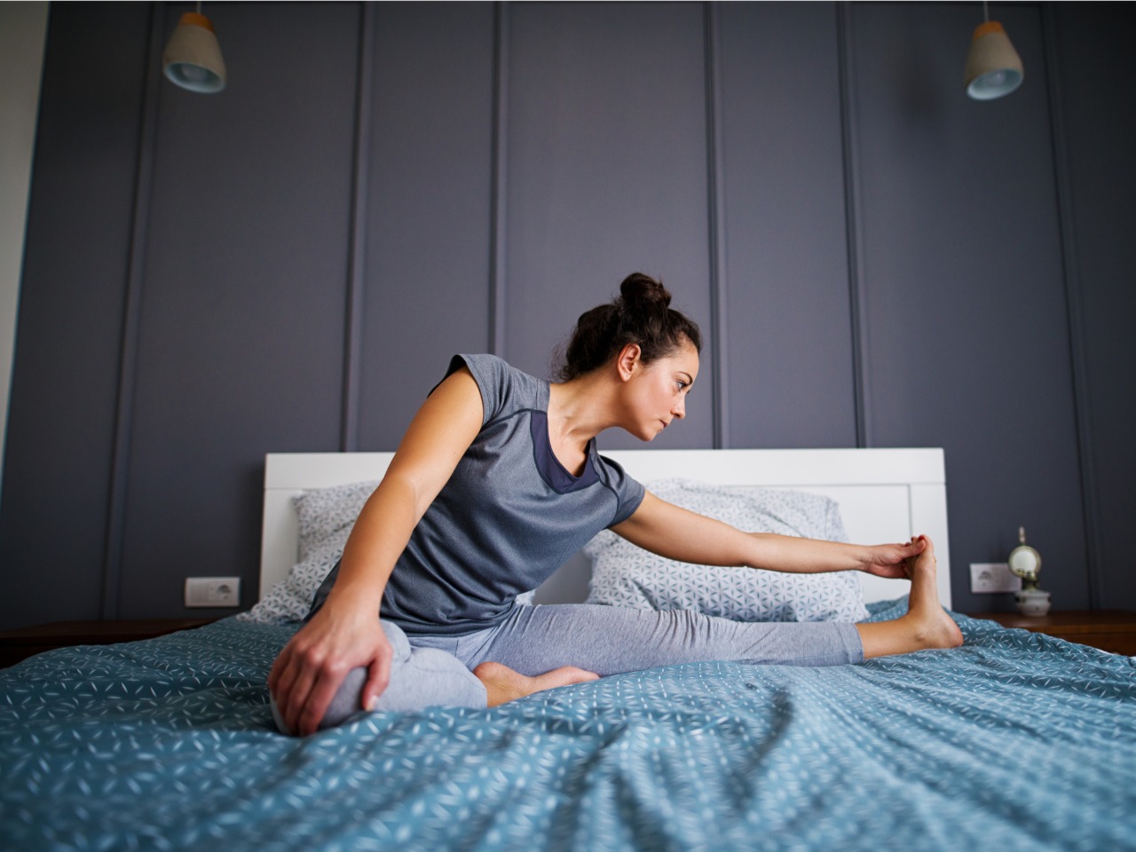 Bikin Tidur Lebih Nyenyak, Yuk, Lakukan 5 Gerakan Stretching Ini Sebelum Tidur! - Beauty Journal