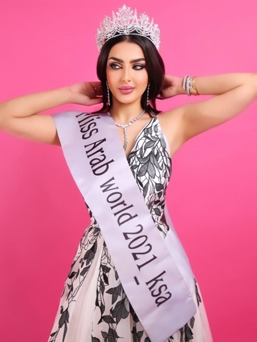 10 Penampilan Glamour & Bold Rumy Alqahtani, Perwakilan Pertama Arab ...