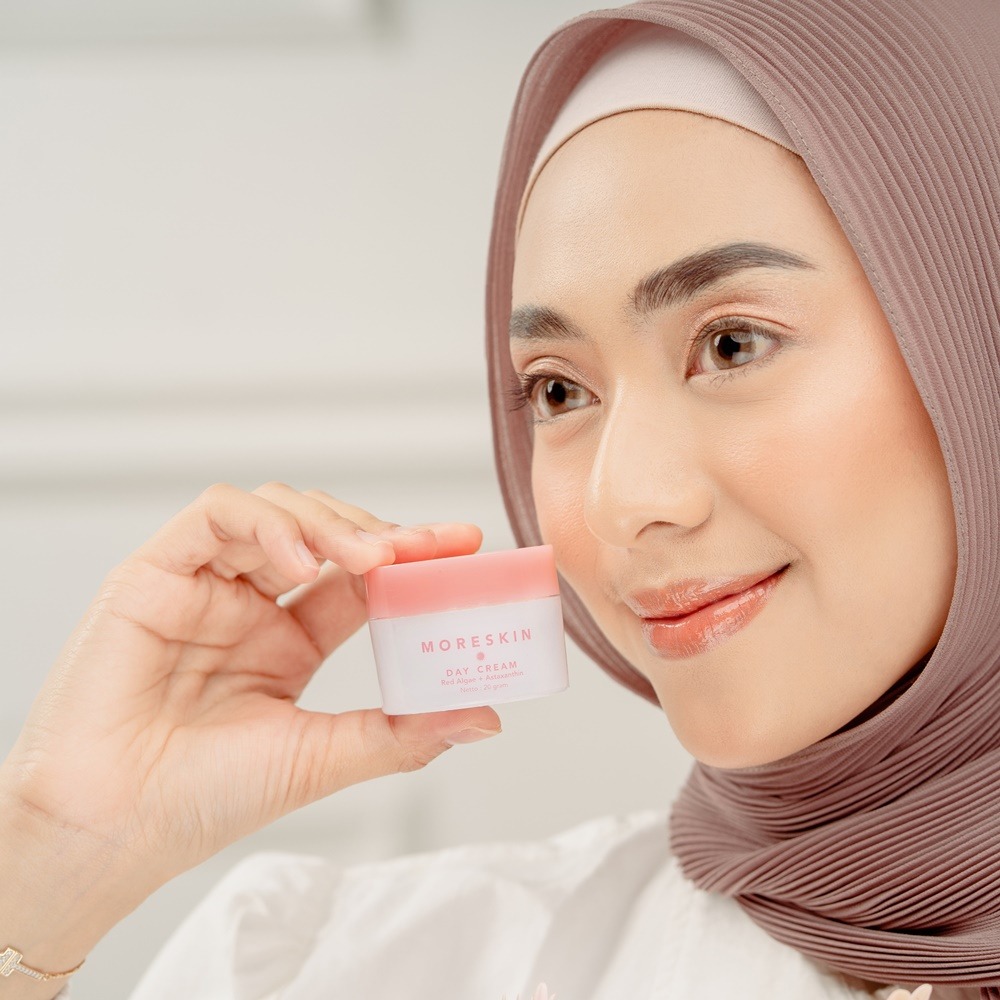 Wajah Glowing Bebas Flek Hitam dan Bekas Jerawat dengan Moreskin Pink ...