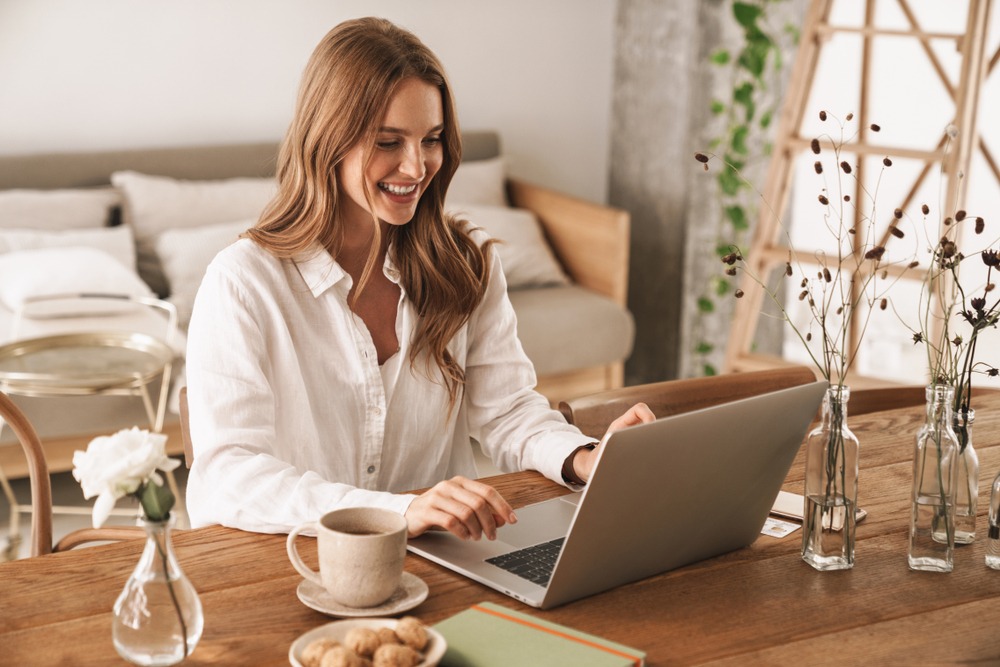 Menatap Layar Laptop Terlalu Lama saat Bekerja? Yuk, Jaga Kesehatan ...