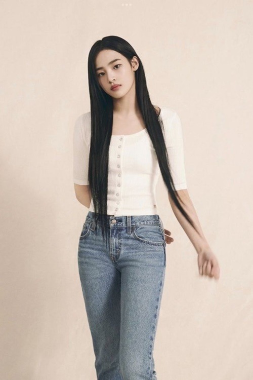 Minimalis hingga Feminin, Intip OOTD Minji NewJeans yang Bisa Jadi Ide ...