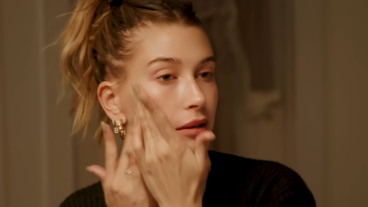 Hailey Bieber Bagikan Skin Care Rutinnya untuk Dapatkan Tampilan 'Glaze ...