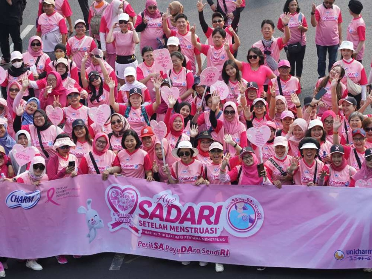 Charm dan YKPI Mengadakan 'Ayo SADARI Setelah Menstruasi Fun Walk' Bersama 100 Survivor Kanker ...