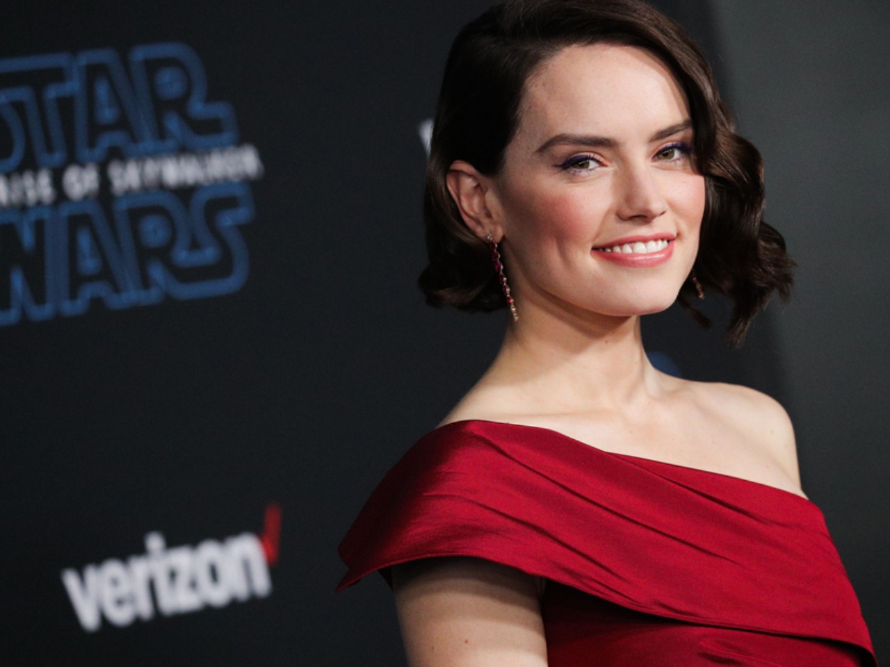Minimalis dan Flawless, Berikut Inspirasi Makeup dari Daisy Ridley ...