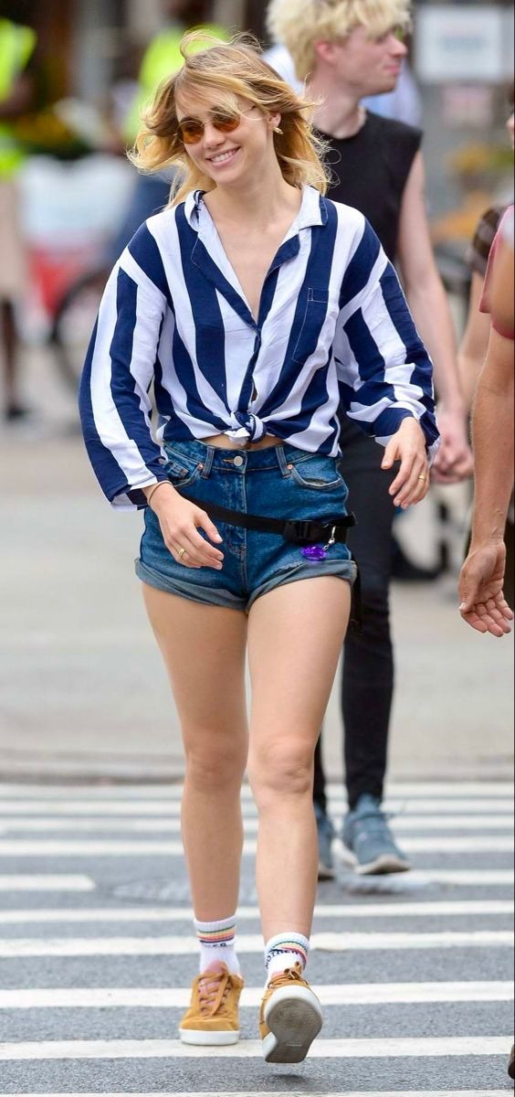 Effortlessly Stylish! Ini 12 Outfit Suki Waterhouse, dari Gaya Kasual ...