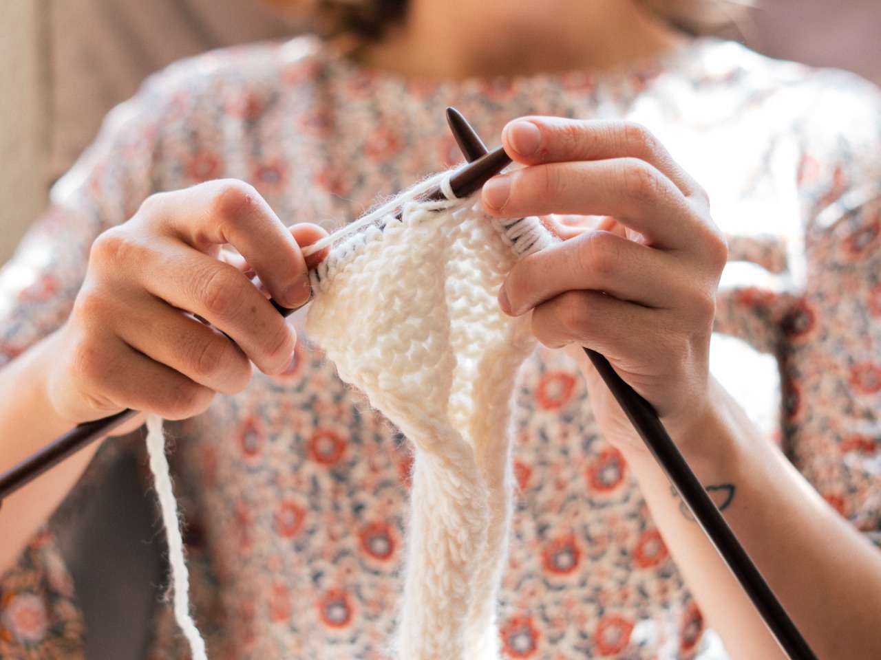 Dipercaya dapat Kendalikan Emosi, Ini 5 Manfaat Merajut untuk Kesehatan ...