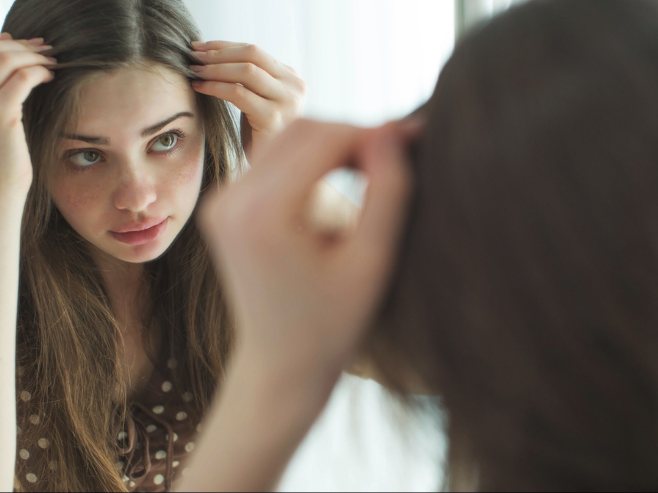 Jerawatan di Garis Rambut? Berikut Penyebab dan Cara Mengatasinya ...