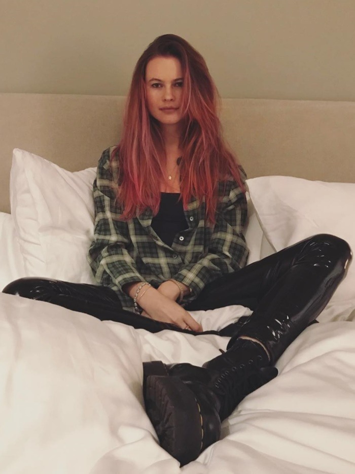 Potret Cantik Behati Prinsloo, Istri Adam Levine yang Sedang Hamil Anak ...