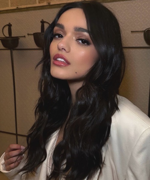 Inspirasi Makeup ala Rachel Zegler dalam Rangkaian Promosi Film Snow ...