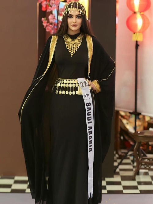 10 Penampilan Glamour & Bold Rumy Alqahtani, Perwakilan Pertama Arab ...