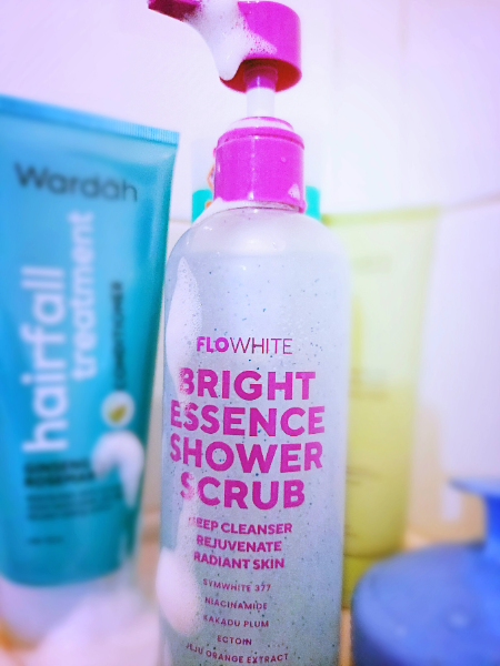 Flowhite Beauty Shower Scrub Deep Cleanser - Review SOCO by Sociolla