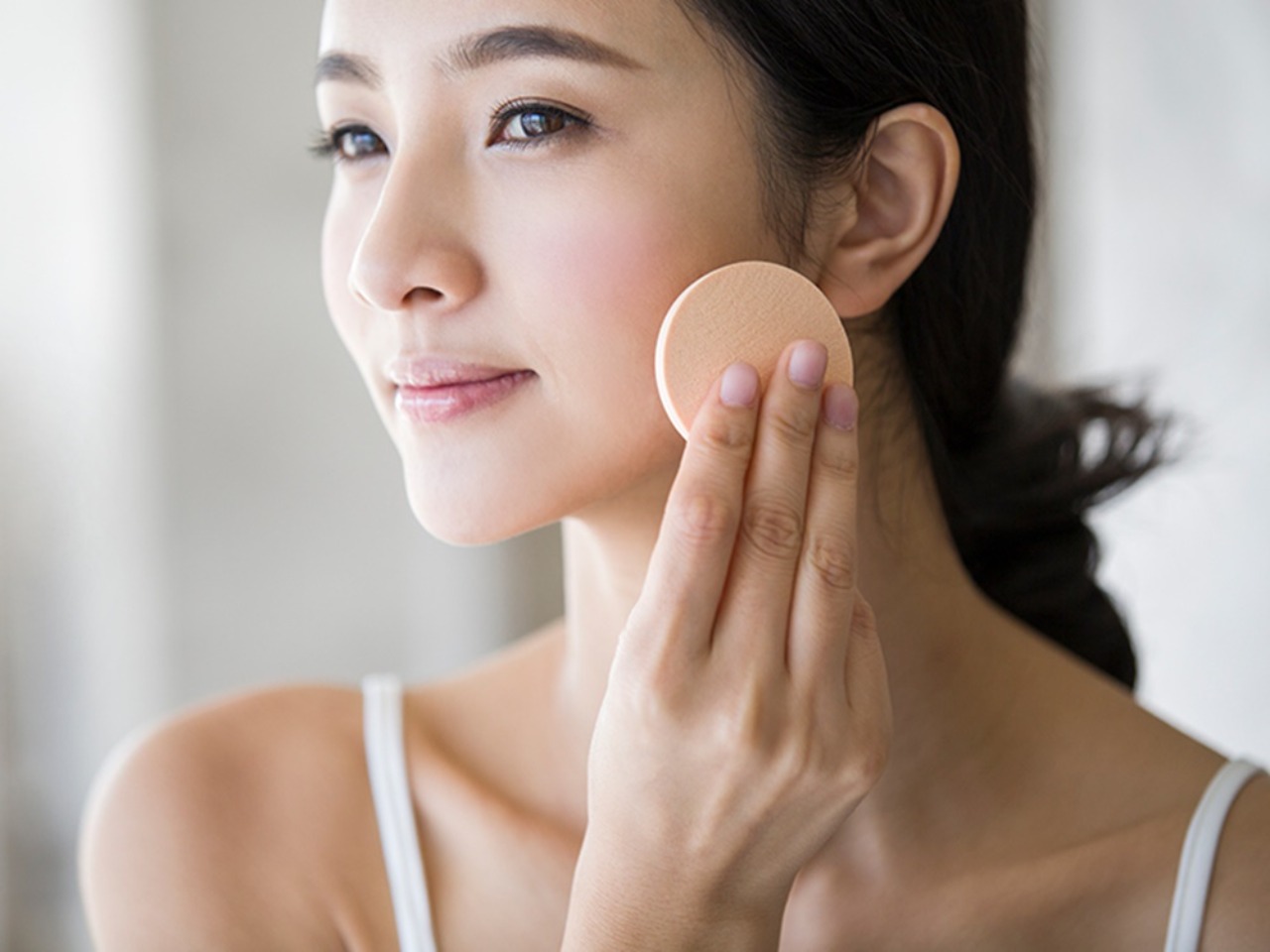 Tips Makeup untuk Kulit Putih Agar Wajah Tidak Tampak Pucat - Beauty ...