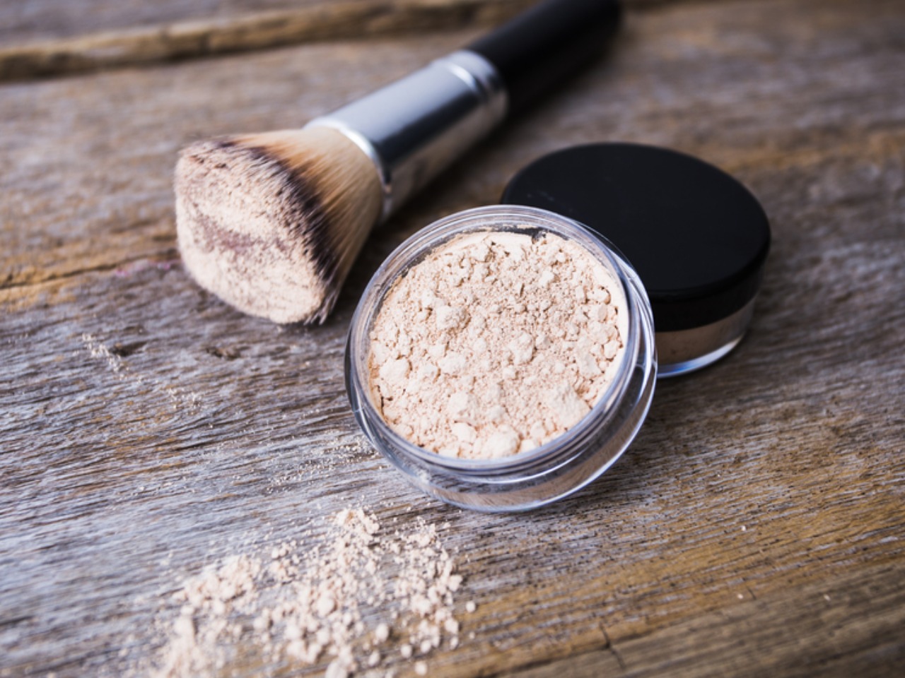 Tak Hanya Berfungsi Sebagai Makeup, 5 Bedak Tabur Brand Lokal Ini Juga ...