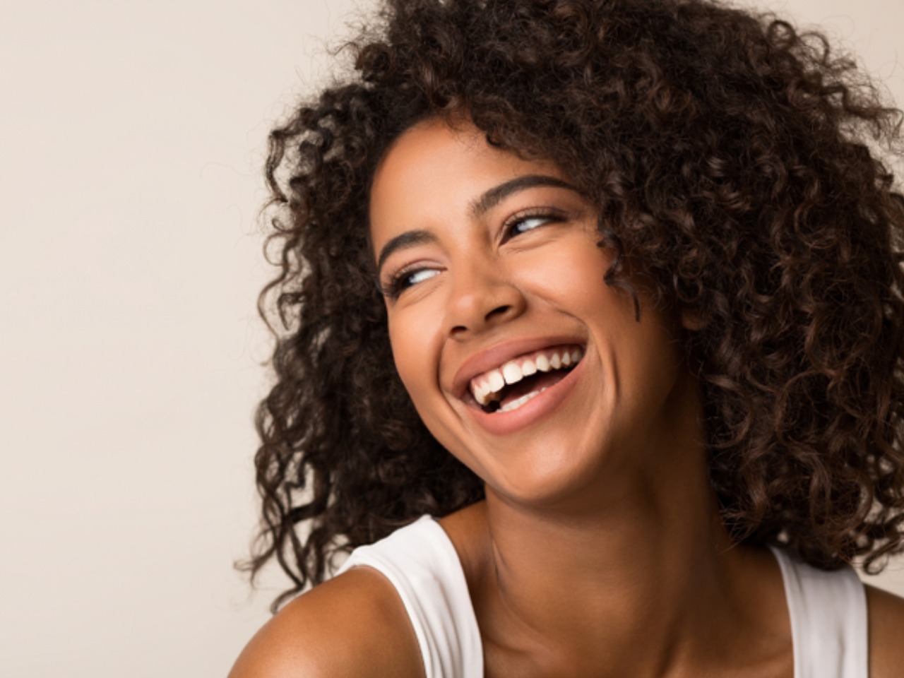 Agar Hasilnya Maksimal, Ini Kesalahan Memotong Rambut Keriting yang ...