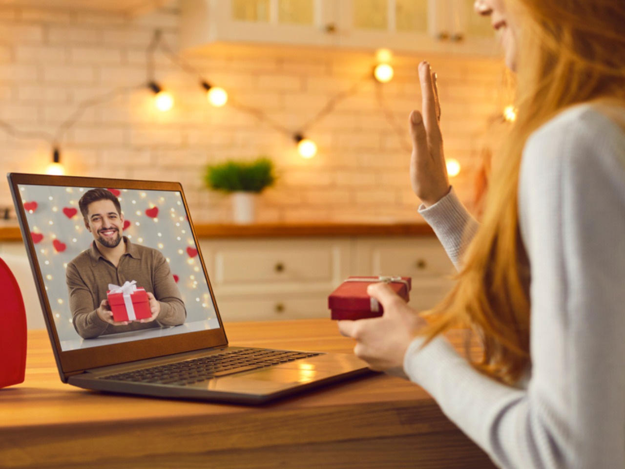 Tetap Romantis di Hari Valentine dengan 5 Inspirasi Kado Buat Pasangan ...