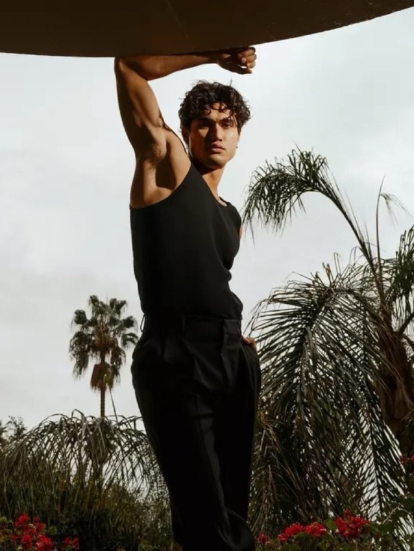 Pesona Charles Melton, Aktor Hollywood yang Curi Perhatian di MV Jennie ...