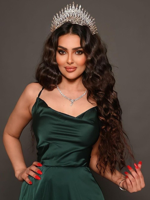 10 Penampilan Glamour & Bold Rumy Alqahtani, Perwakilan Pertama Arab ...